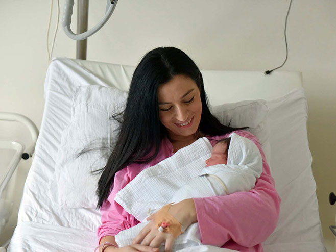 Predsjednica darivala zlatnikom prvorođene bebe u Srpskoj (FOTO)