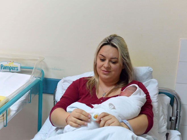 Predsjednica darivala zlatnikom prvorođene bebe u Srpskoj (FOTO)