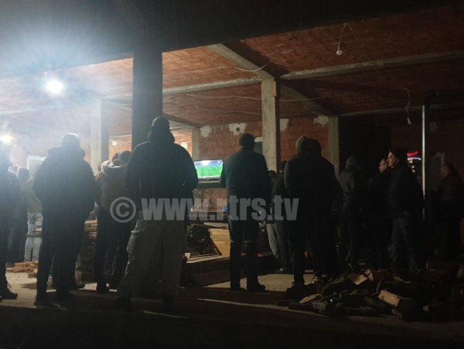 Srbi na barikadi u Rudaru još jednu noć (FOTO/VIDEO)