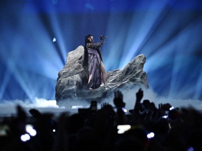 Теја Дора својим наступом одушевила Европу (ВИДЕО)